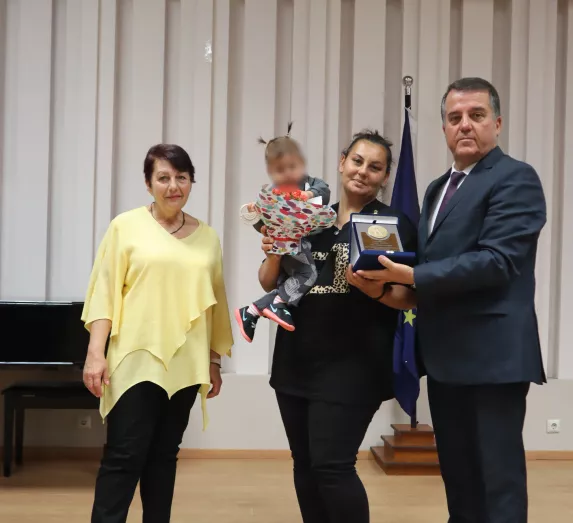 Βραβεύτηκαν Ροδοπίτισσες που έκαναν το «θαύμα» του 4ου παιδιού | xronos.gr